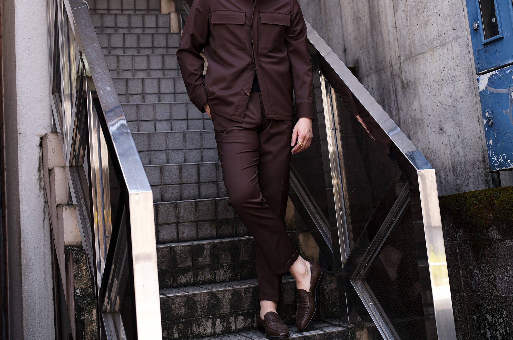 CRUNA (クルーナ) KENSINGTON (ケンジントン) 1P Taparde Trousers リラックス フィット ワンプリーツ テーパード スラックス CIOCCOLATO ...